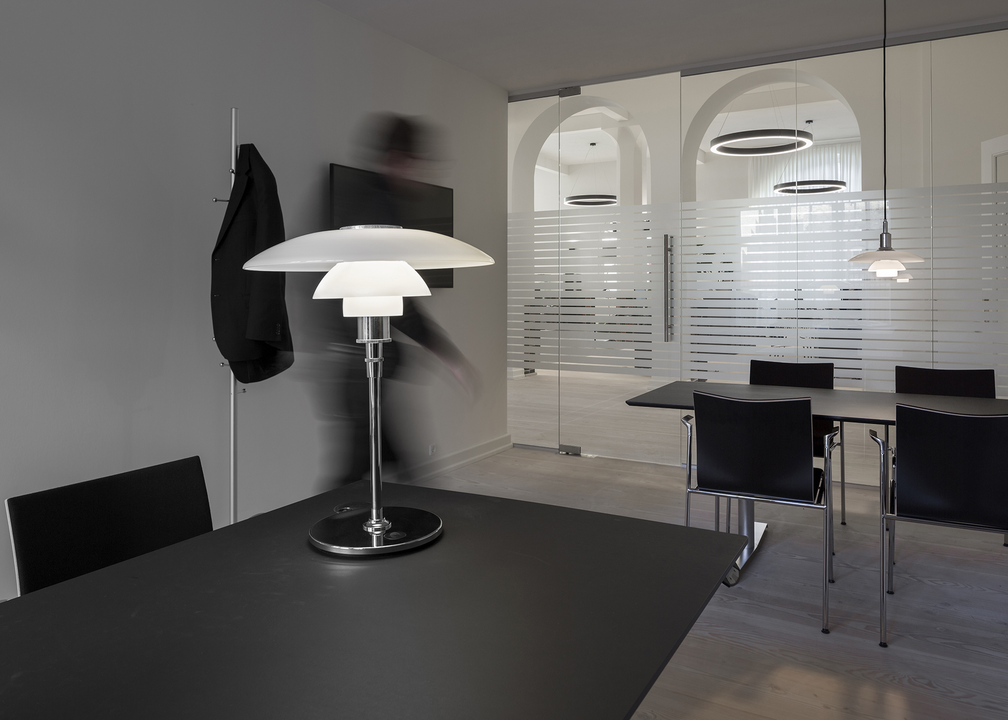 Louis Poulsen PH 4½-3½ Lasi pöytävalaisin » Wilma Interiör