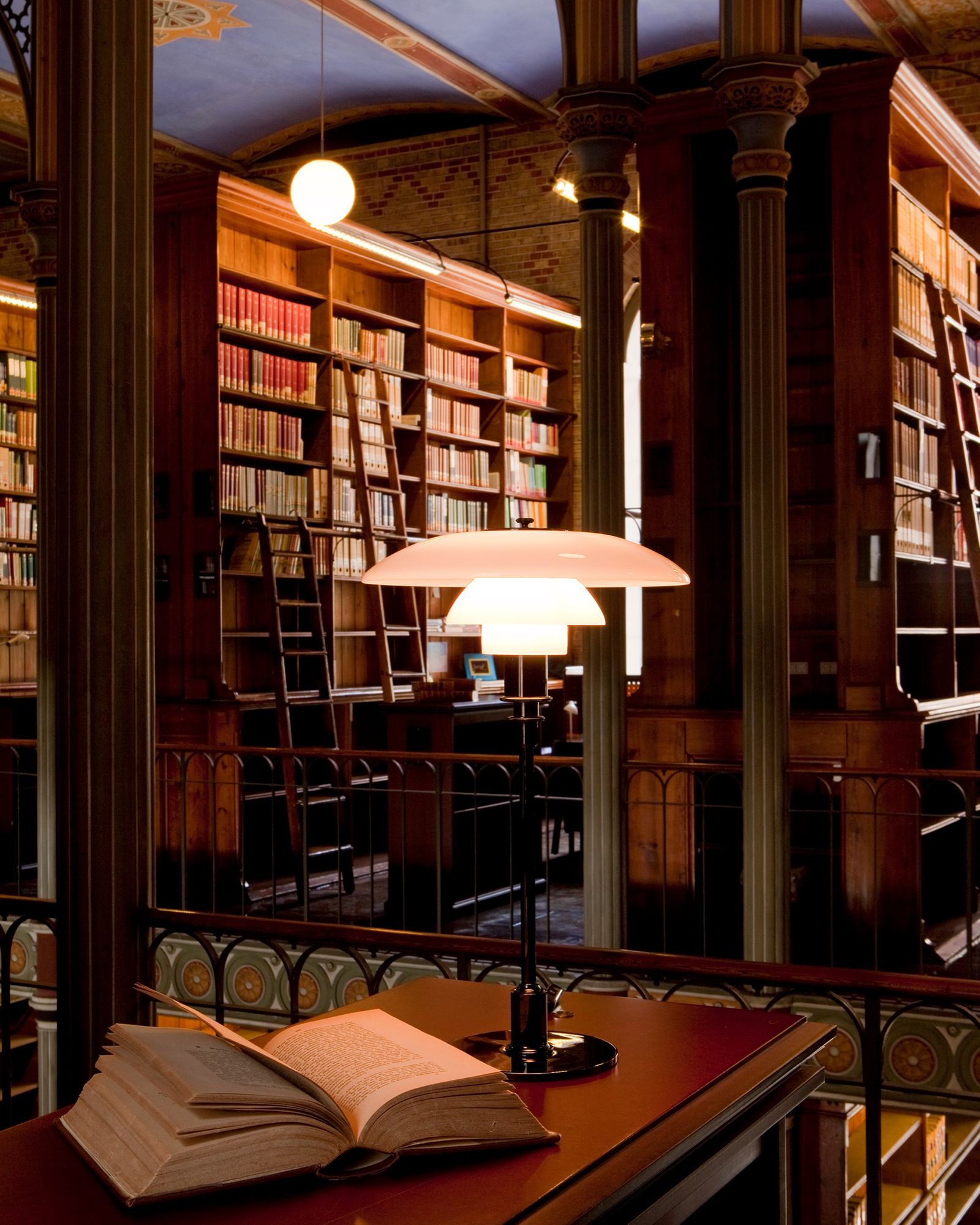 Louis Poulsen PH 4½-3½ Lasi pöytävalaisin » Wilma Interiör