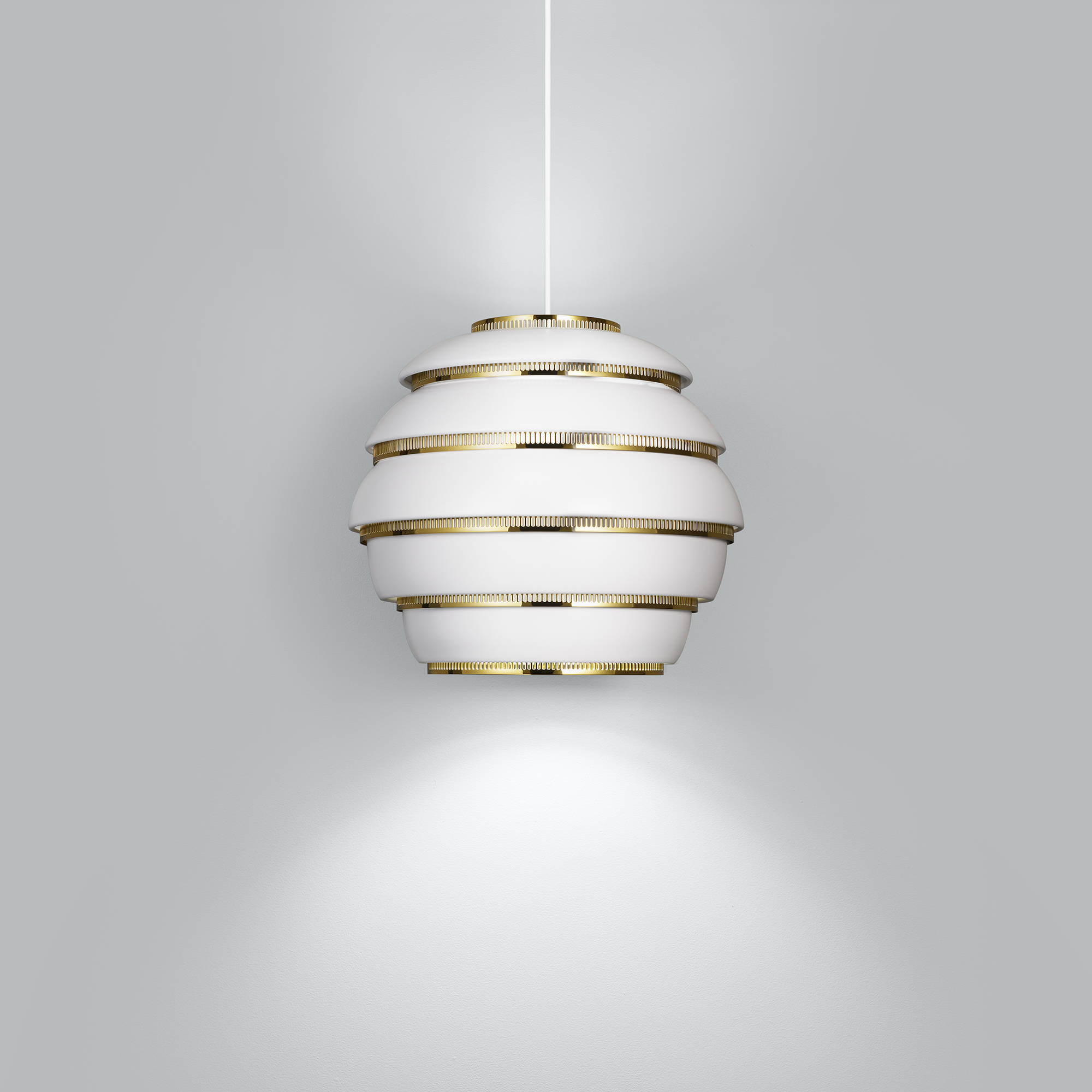 Artek A331 "Mehiläispesä" riippuvalaisin, valkoinen/messinki » Wilma ...