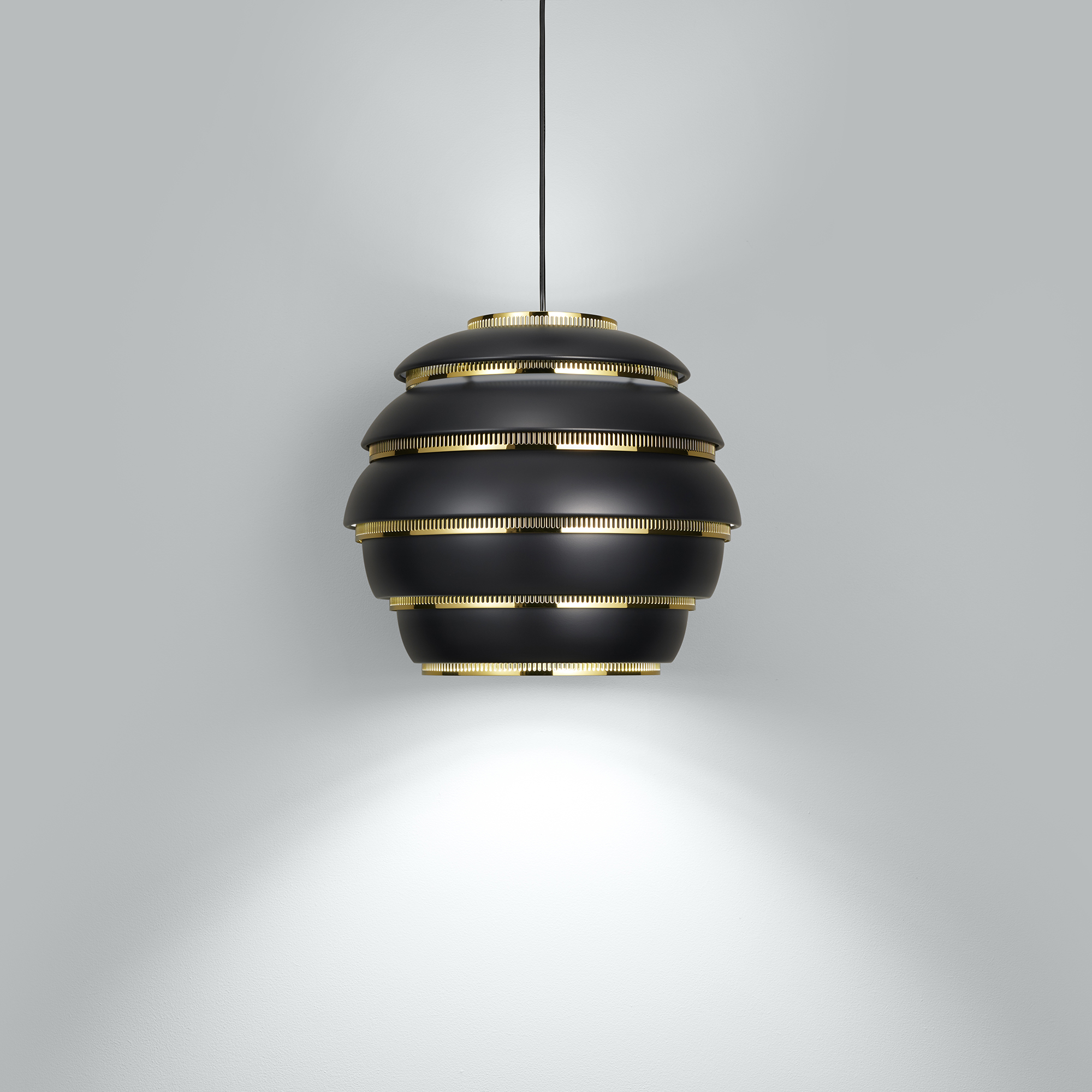 Artek A331 "Beehive" taklampa, svart/mässing » Wilma Interiör