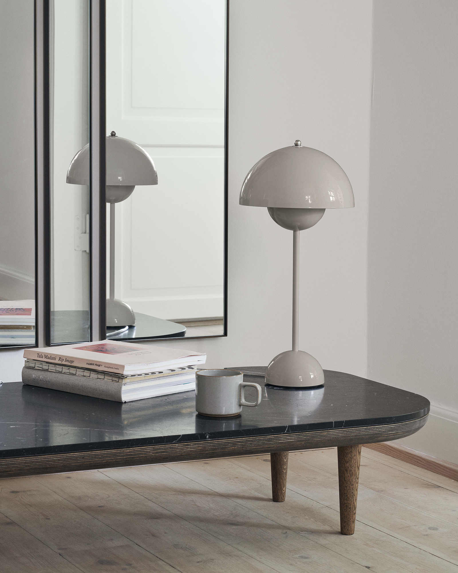 &Tradition Flowerpot VP3 bordslampa grey beige » Wilma Interiör