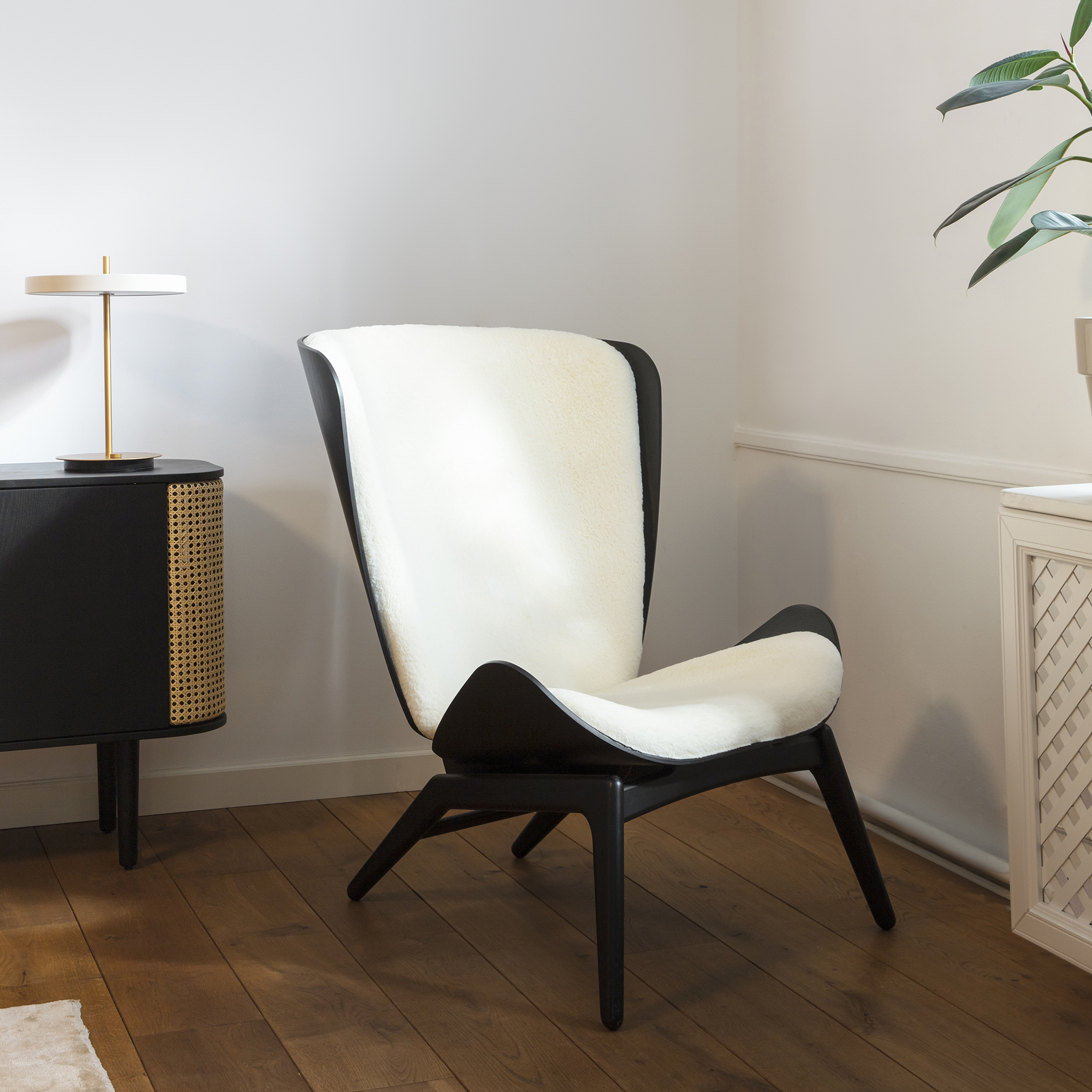 Umage THE READER nojatuoli, black/teddy white » Wilma Interiör