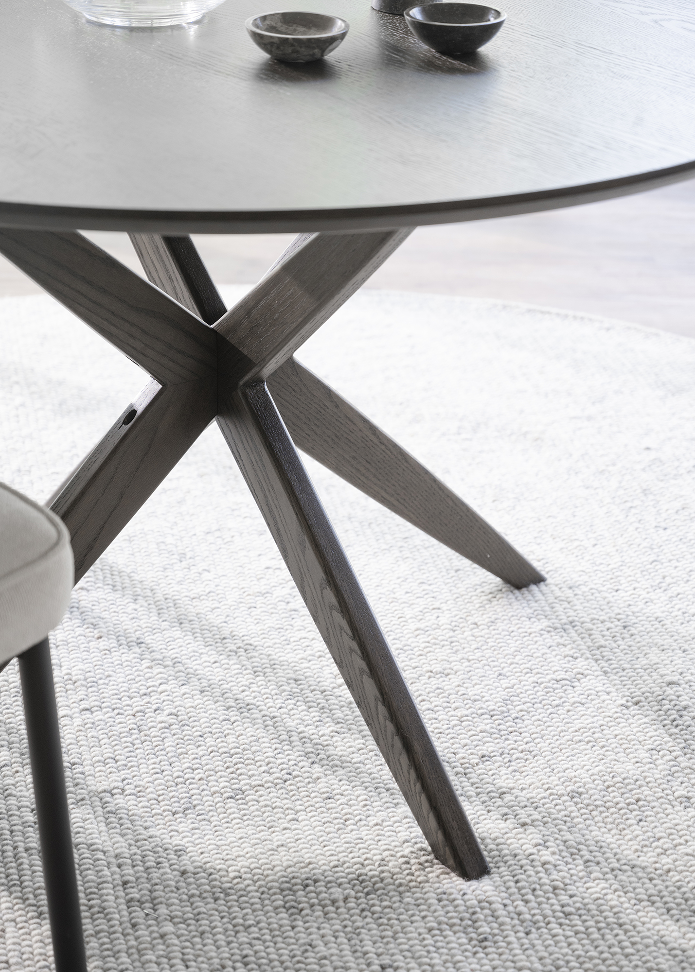 Rowico CALVERTON ruokapöytä Ø120cm, ruskea tammi » Wilma Interiör