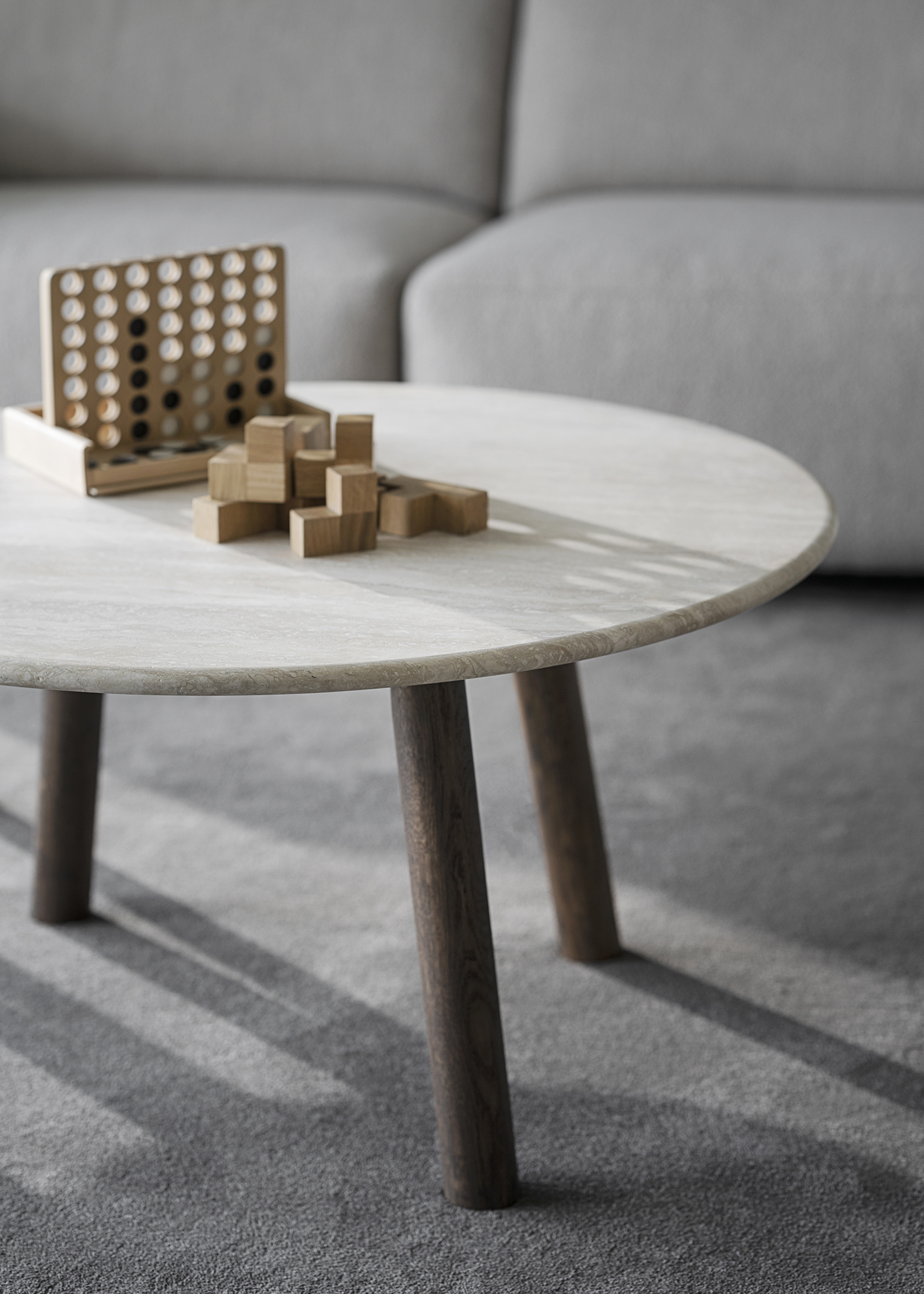 Rowico TARANSAY sohvapöytä Ø90cm, travertine/ruskea tammi » Wilma Interiör