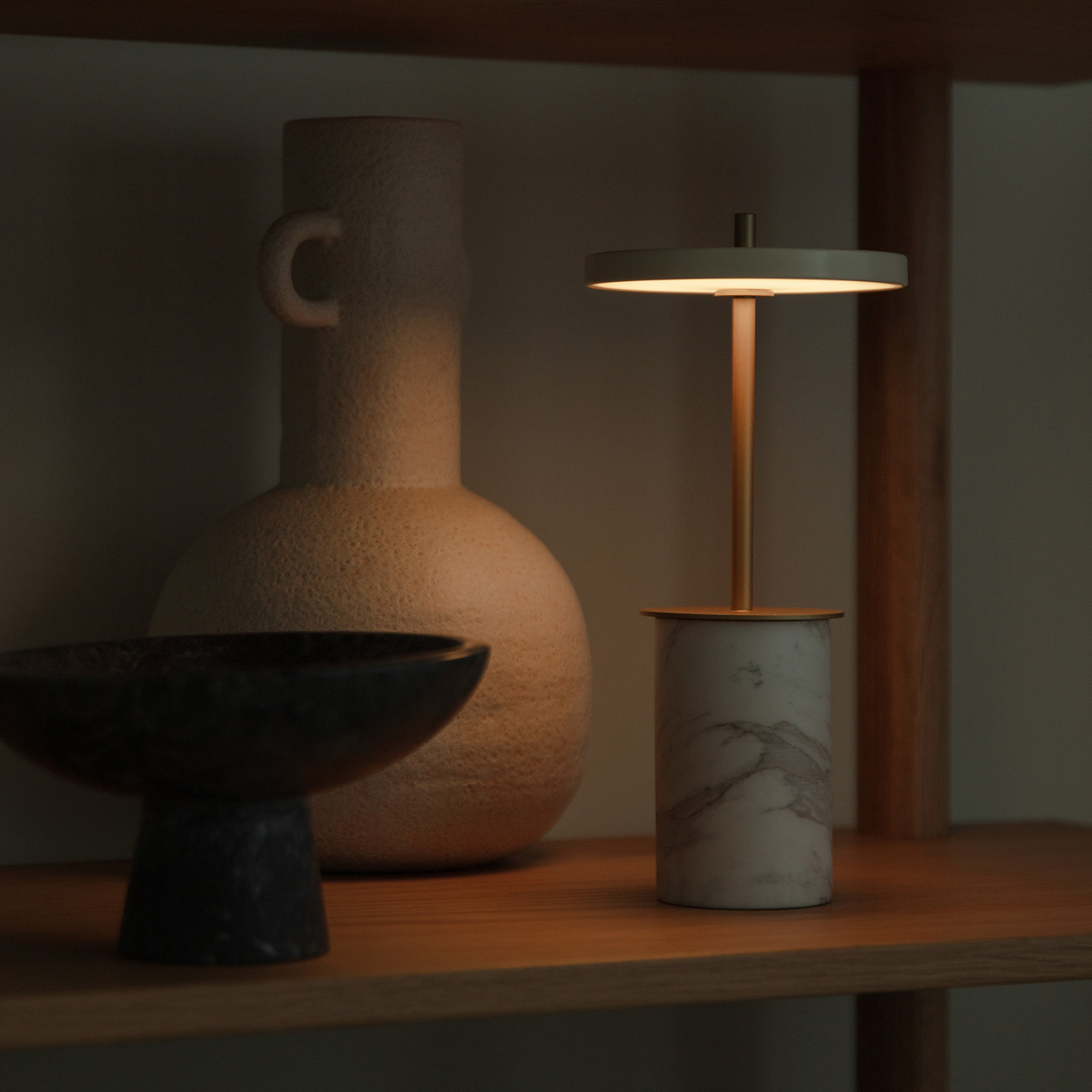 Umage ASTERIA MOVE MINI pöytävalaisin, white marble/brass » Wilma Interiör